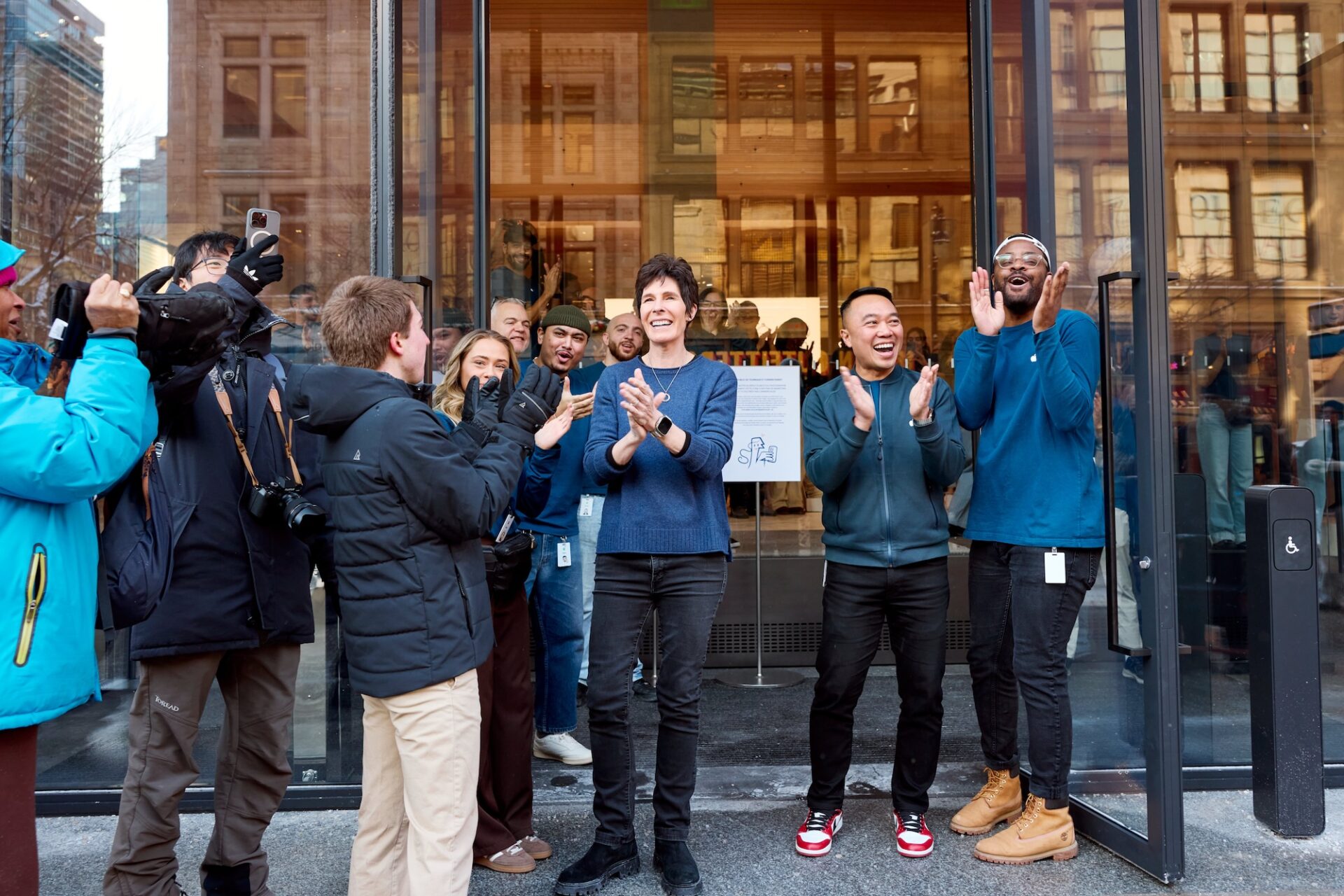 La nouvelle boutique Apple Sainte-Catherine de Montréal ouvre ses ...