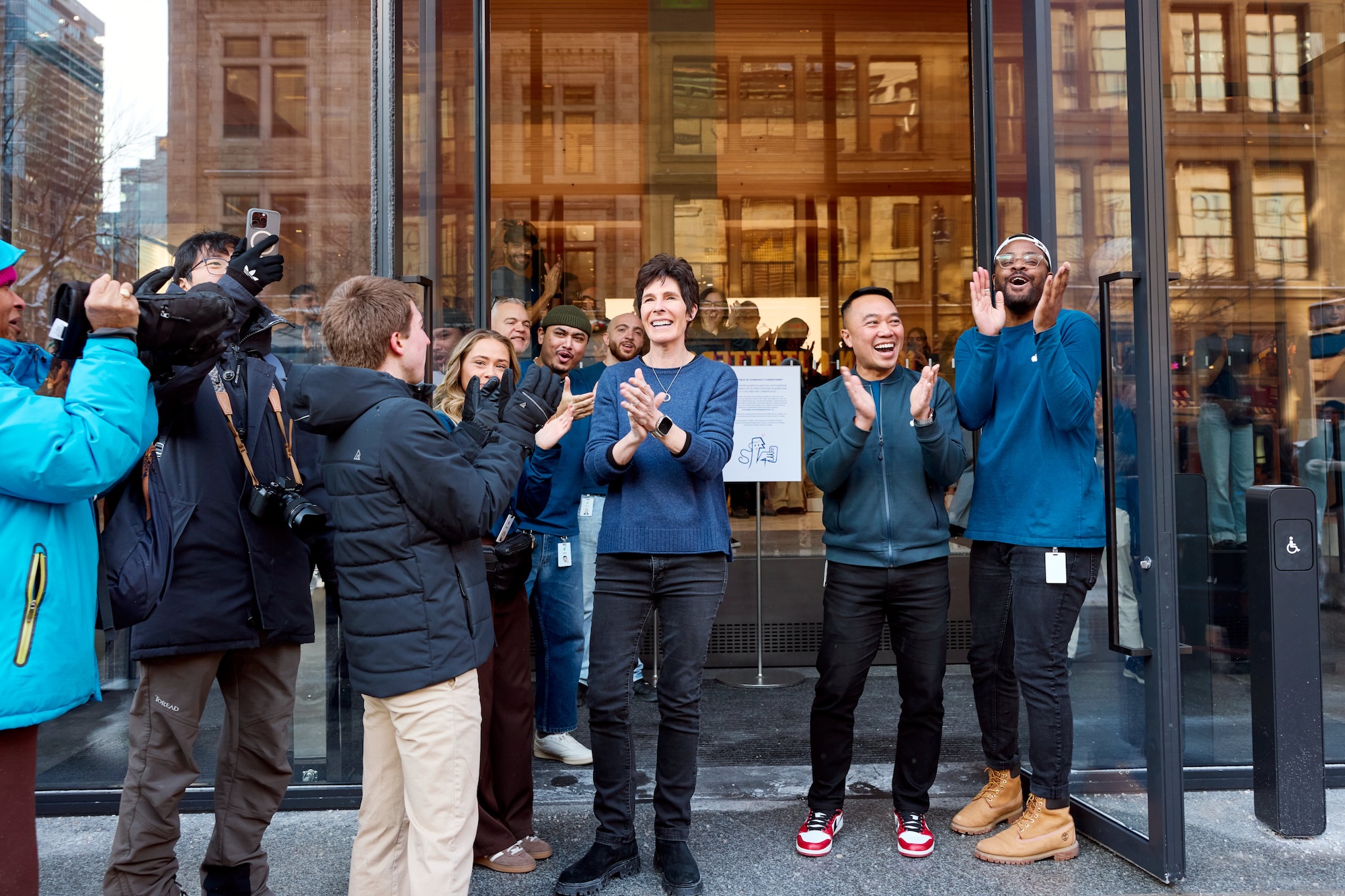 La nouvelle boutique Apple Sainte-Catherine de Montréal ouvre ses ...