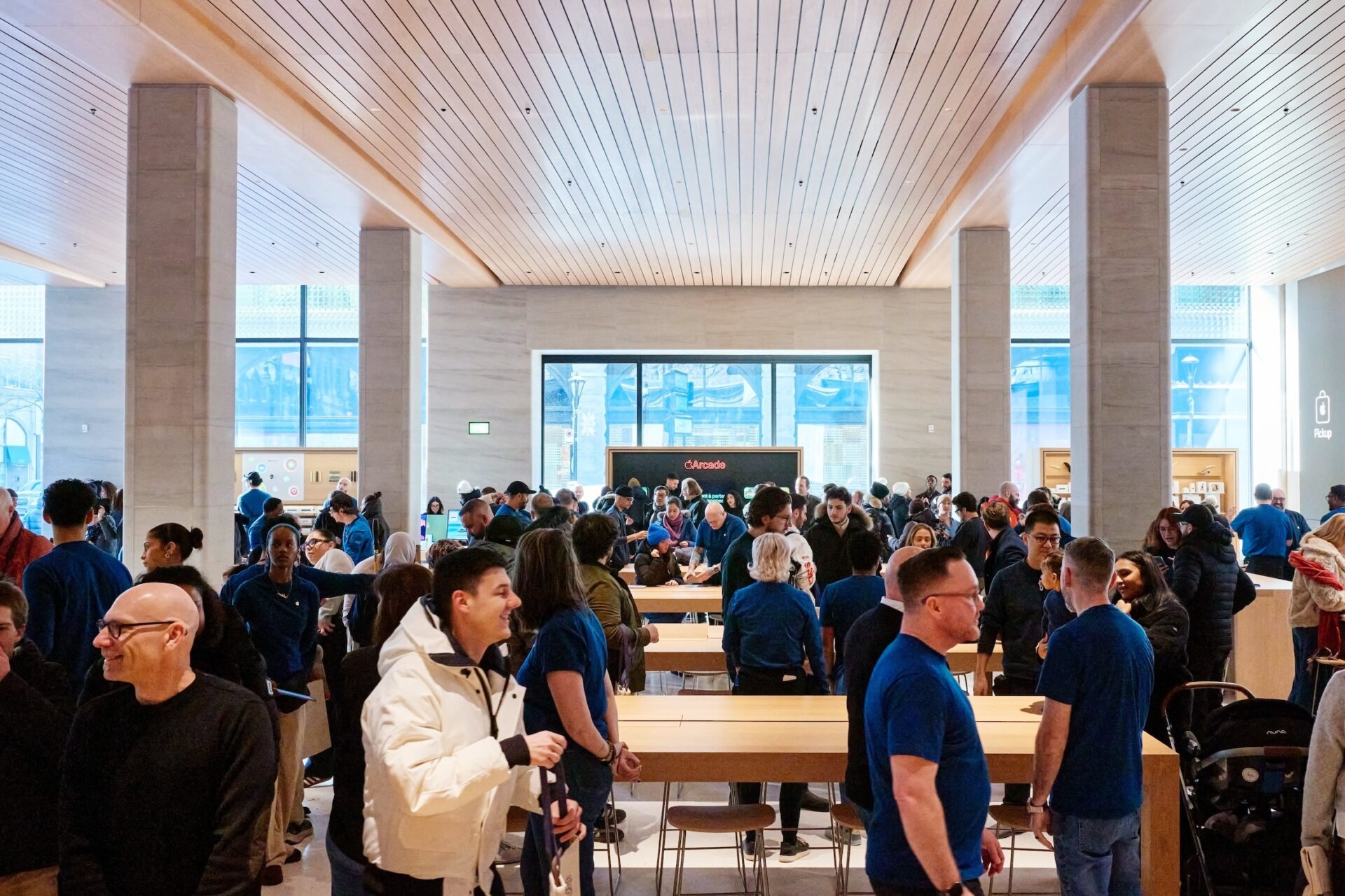 La nouvelle boutique Apple Sainte-Catherine de Montréal ouvre ses ...